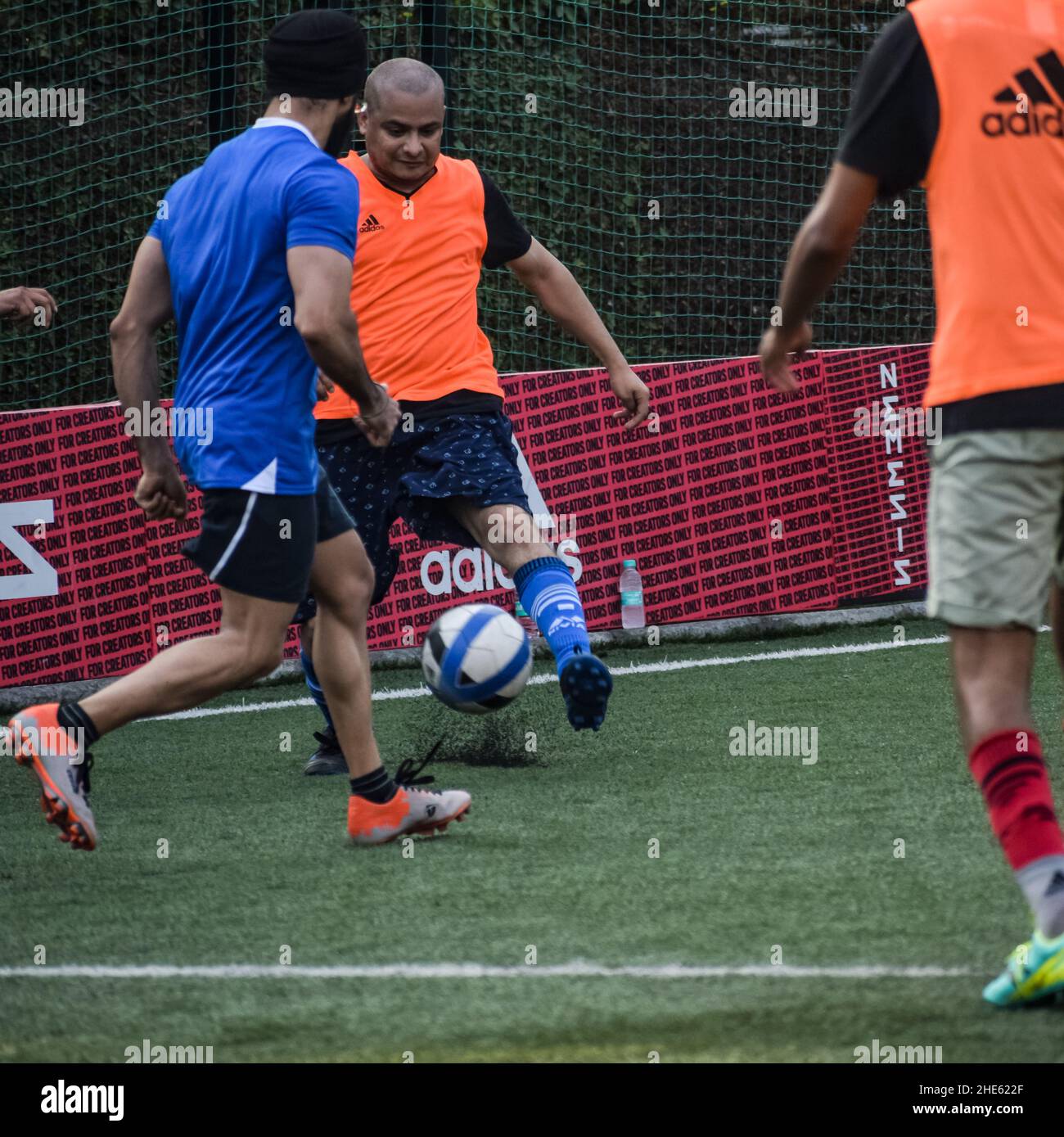 Bad football pitch hi-res stock photography and images - Alamy