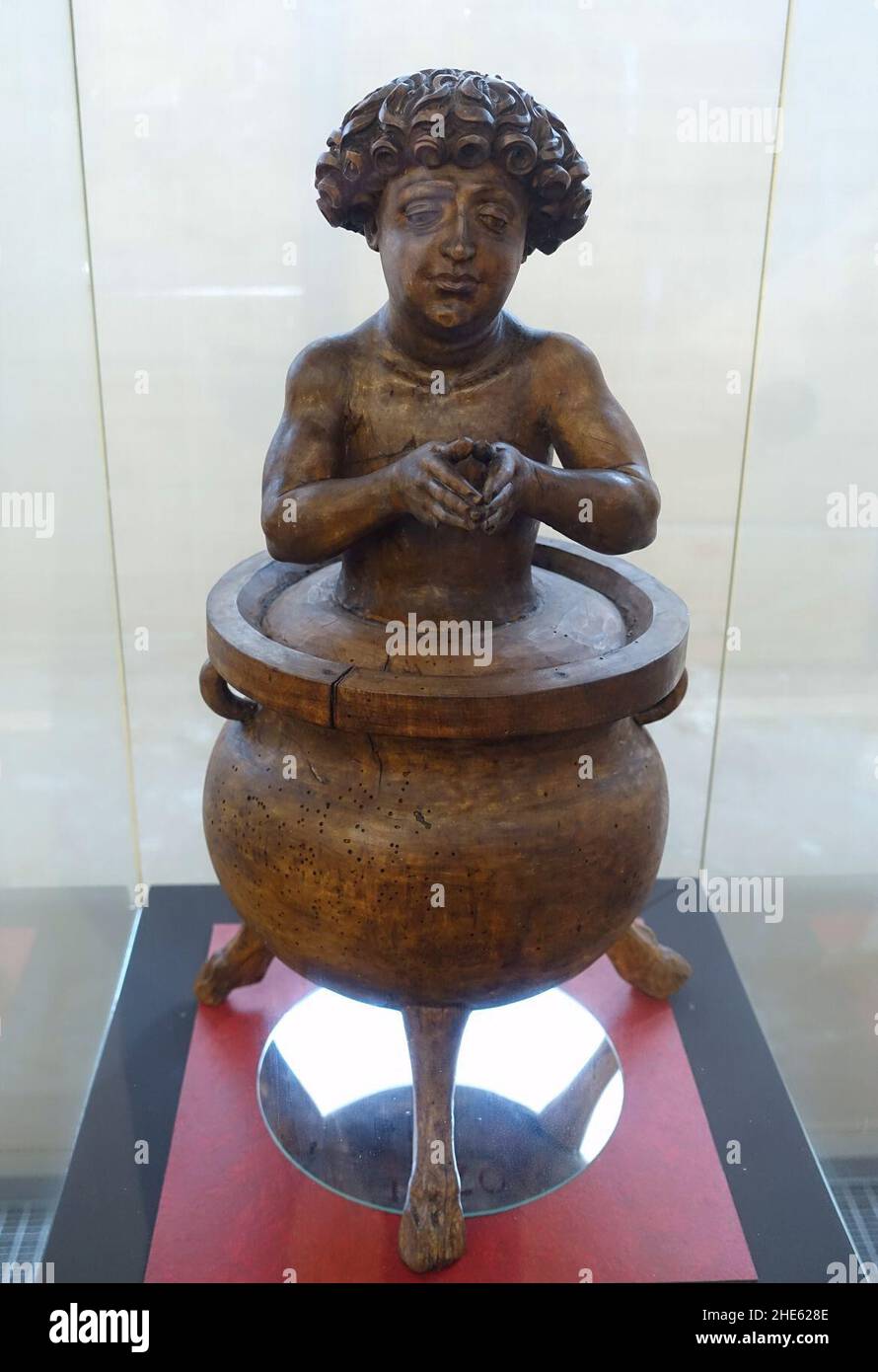 Cauldron boiling oil hi-res stock photography and images - Alamy