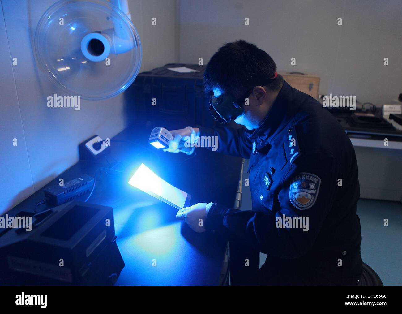 Fingerprint expert hi-res stock photography and images - Alamy
