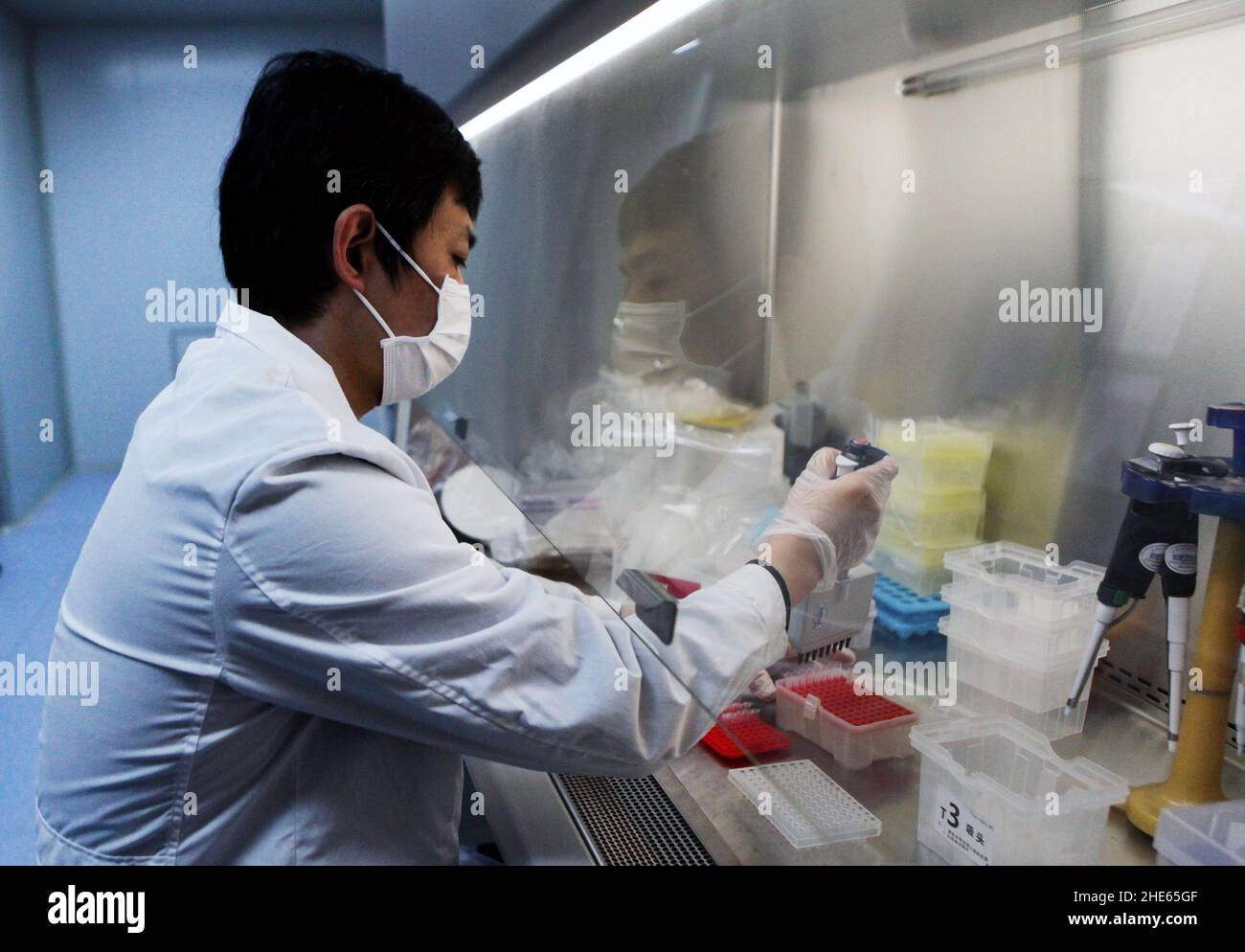 Police dna sample hi-res stock photography and images - Alamy