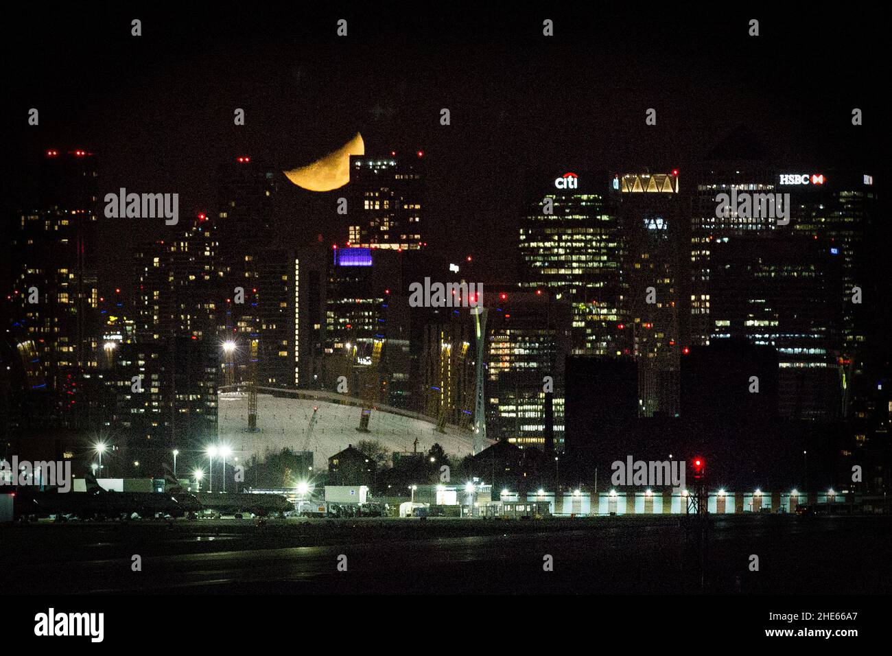 London, UK. 8tt January 2022. The moon sets behind the skyline of ...