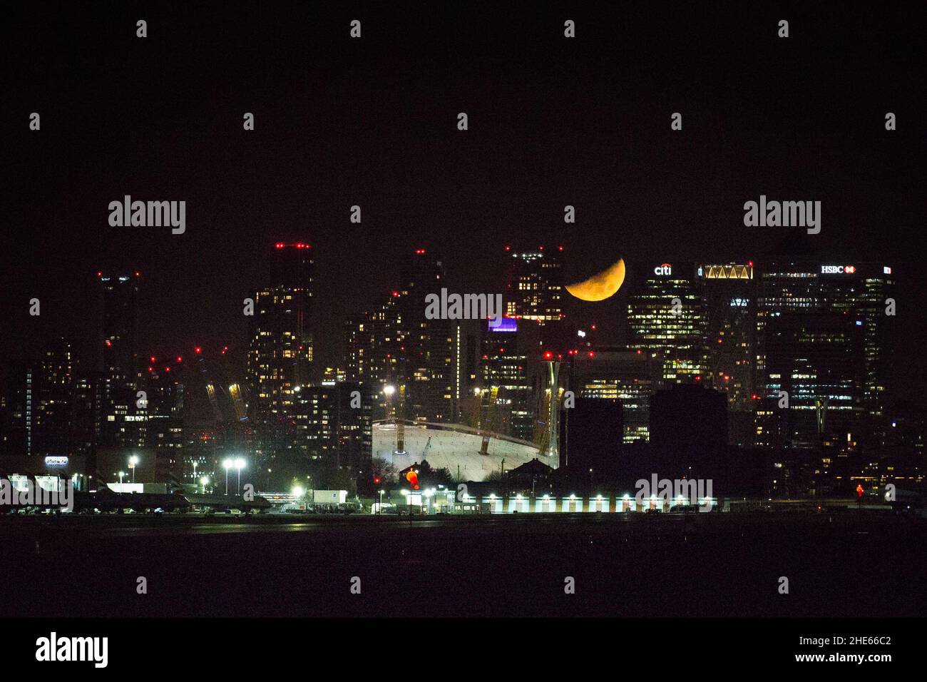 London, UK. 8tt January 2022. The moon sets behind the skyline of ...