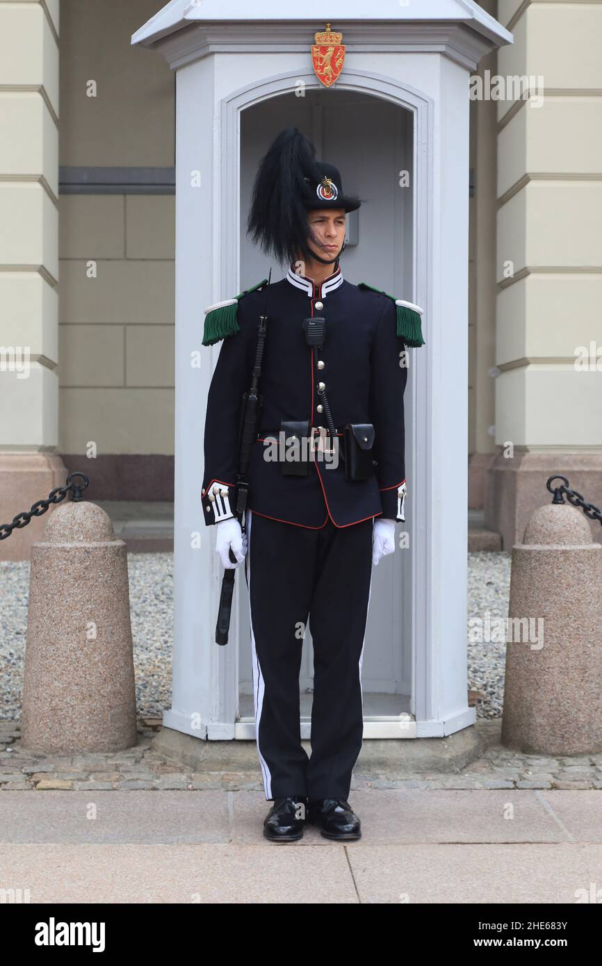 Europe norway royal palace guard hi-res stock photography and images ...