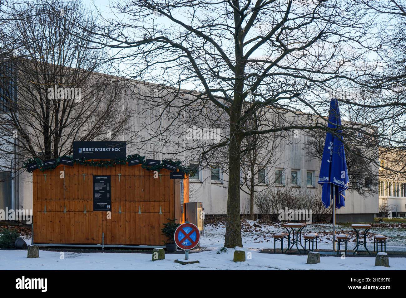 Closed German sausage snack bar during Corona pandemic in winter thaw ...