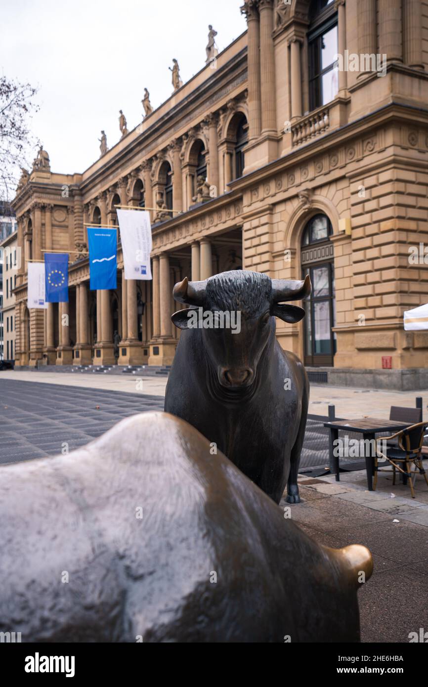 View of statues on the background of the Frankfurt Stock Exchange ...