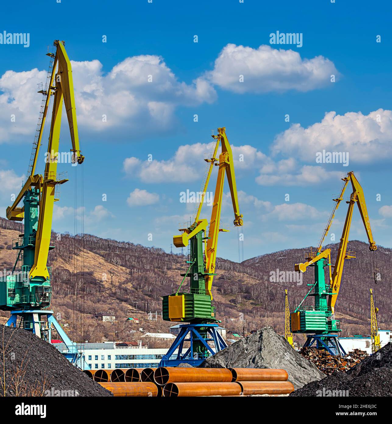crane at the scrapyard in the seaport Stock Photo - Alamy