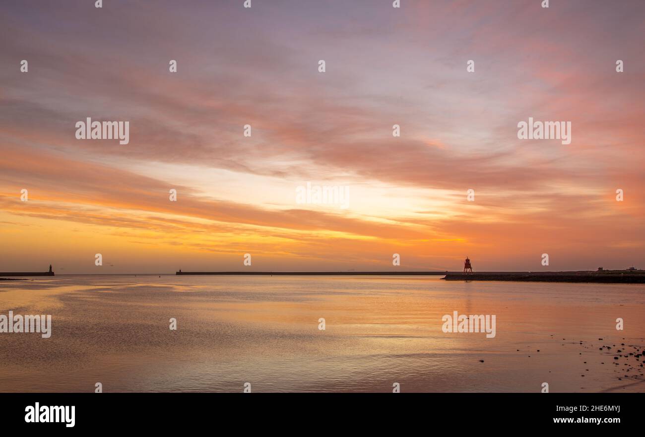 Tyne piers hi-res stock photography and images - Alamy