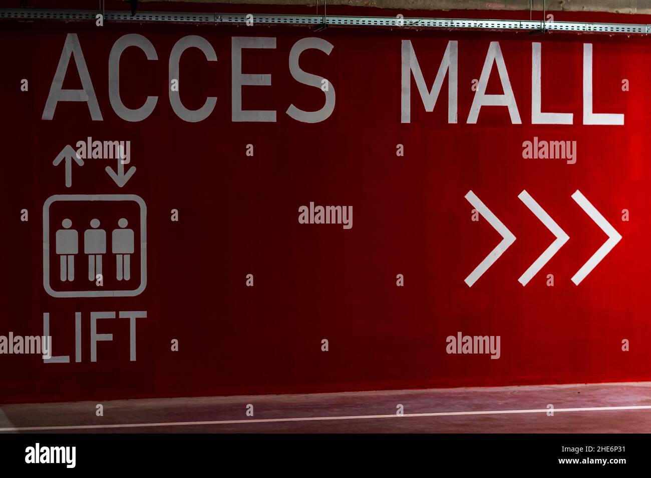 Mall access sign. Underground parking lot sign Stock Photo - Alamy