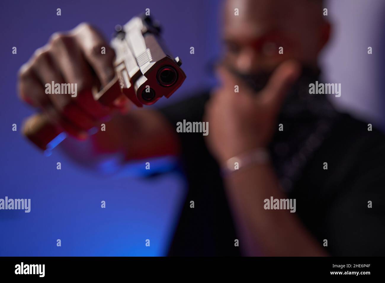 Gangster pointing gun hi-res stock photography and images - Alamy