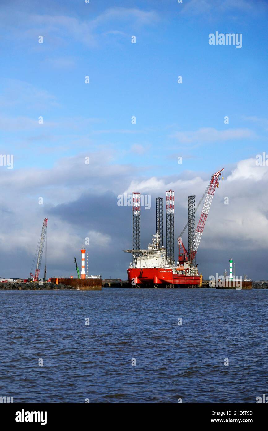 Offshore oil rig crane hi-res stock photography and images - Alamy