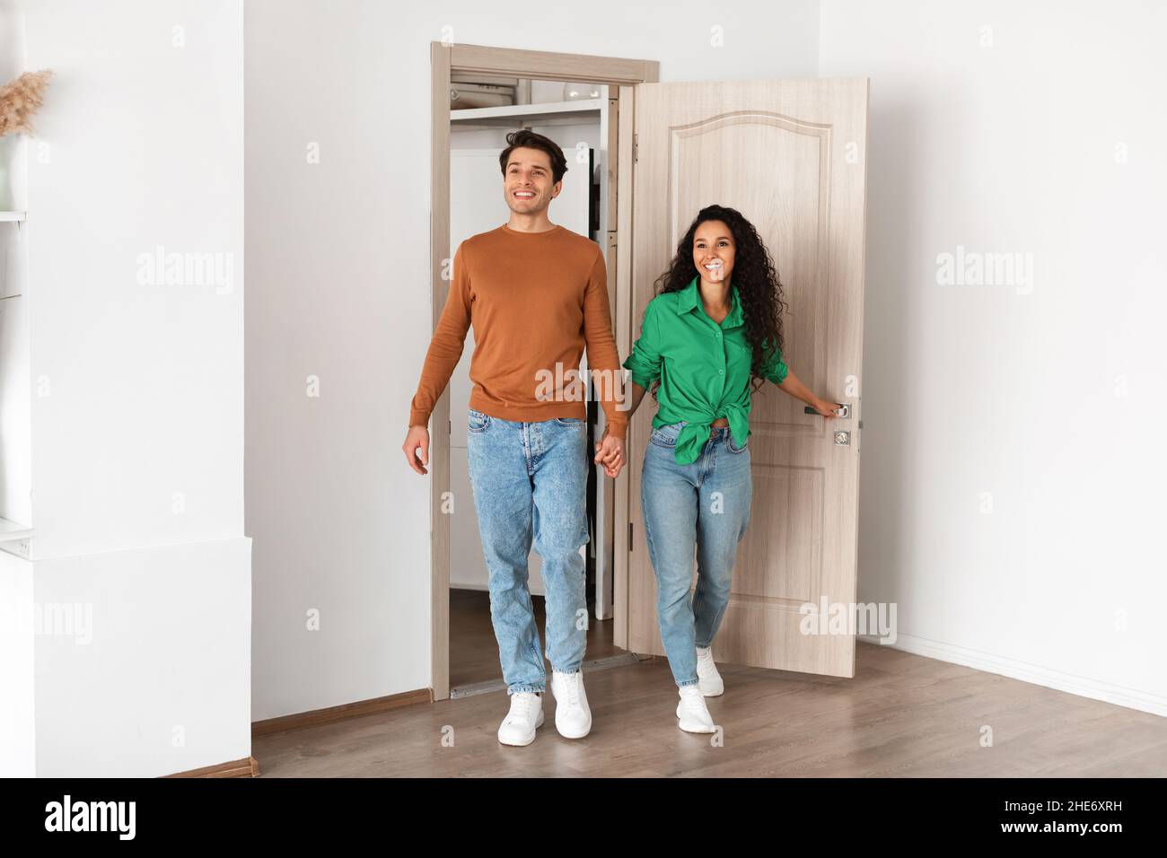 Young woman boyfriend front door hi-res stock photography and images ...