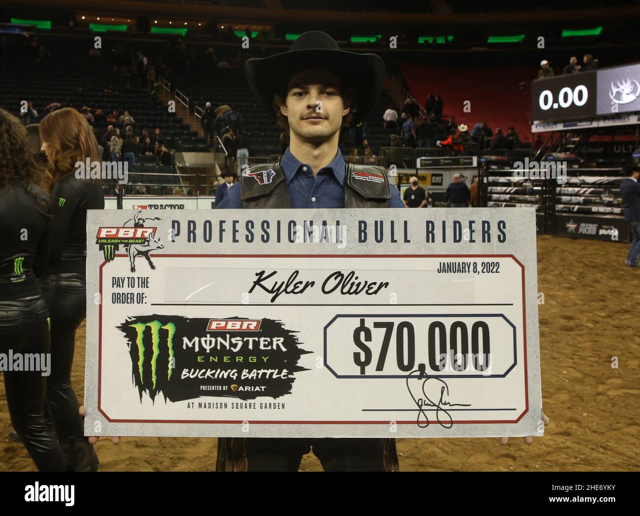Bull Rider Kyler Oliver Wins at 2022 PBR Unleash The Beast Event ...