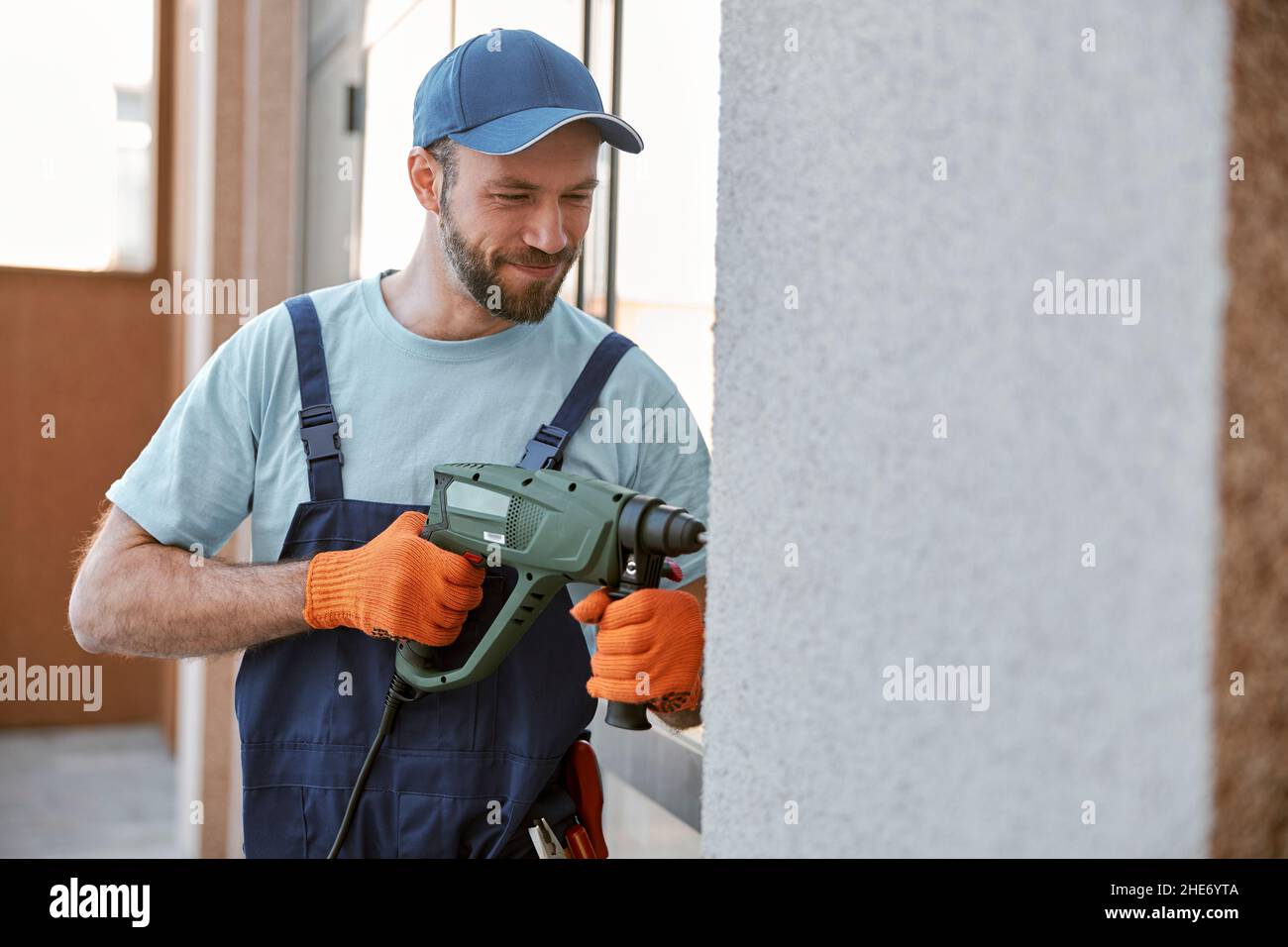 Handyman drilling hi-res stock photography and images - Alamy