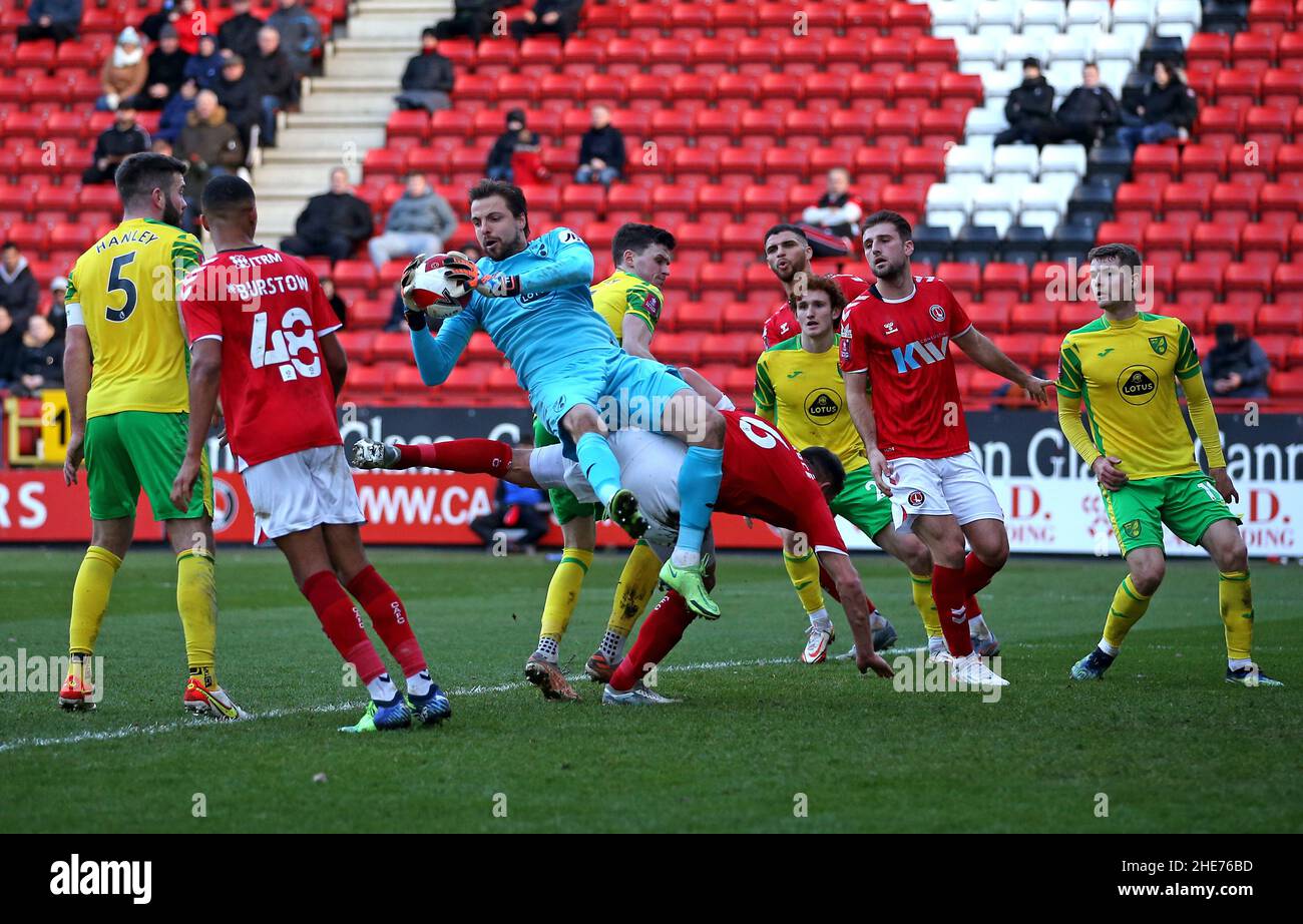 R charlton athletics jason pearce hi-res stock photography and images ...