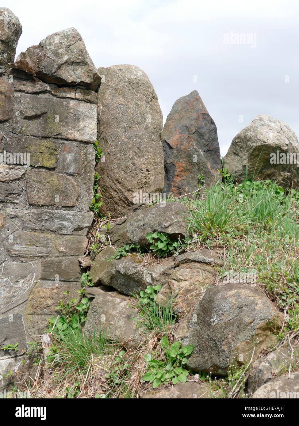 Cliff retaining wall hi-res stock photography and images - Alamy