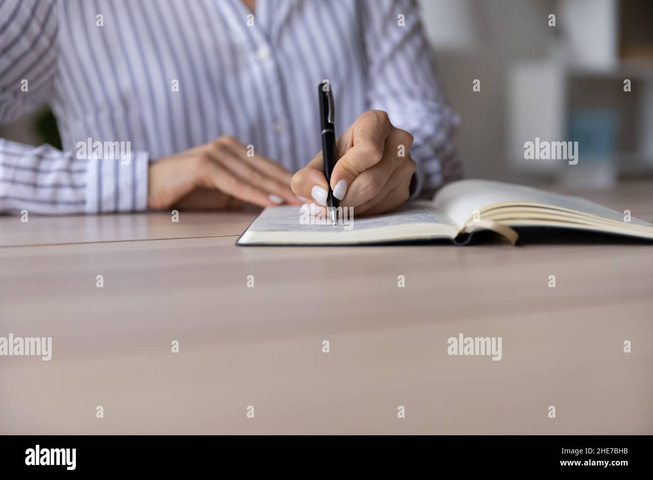 Young business woman making notes, list of tasks Stock Photo - Alamy