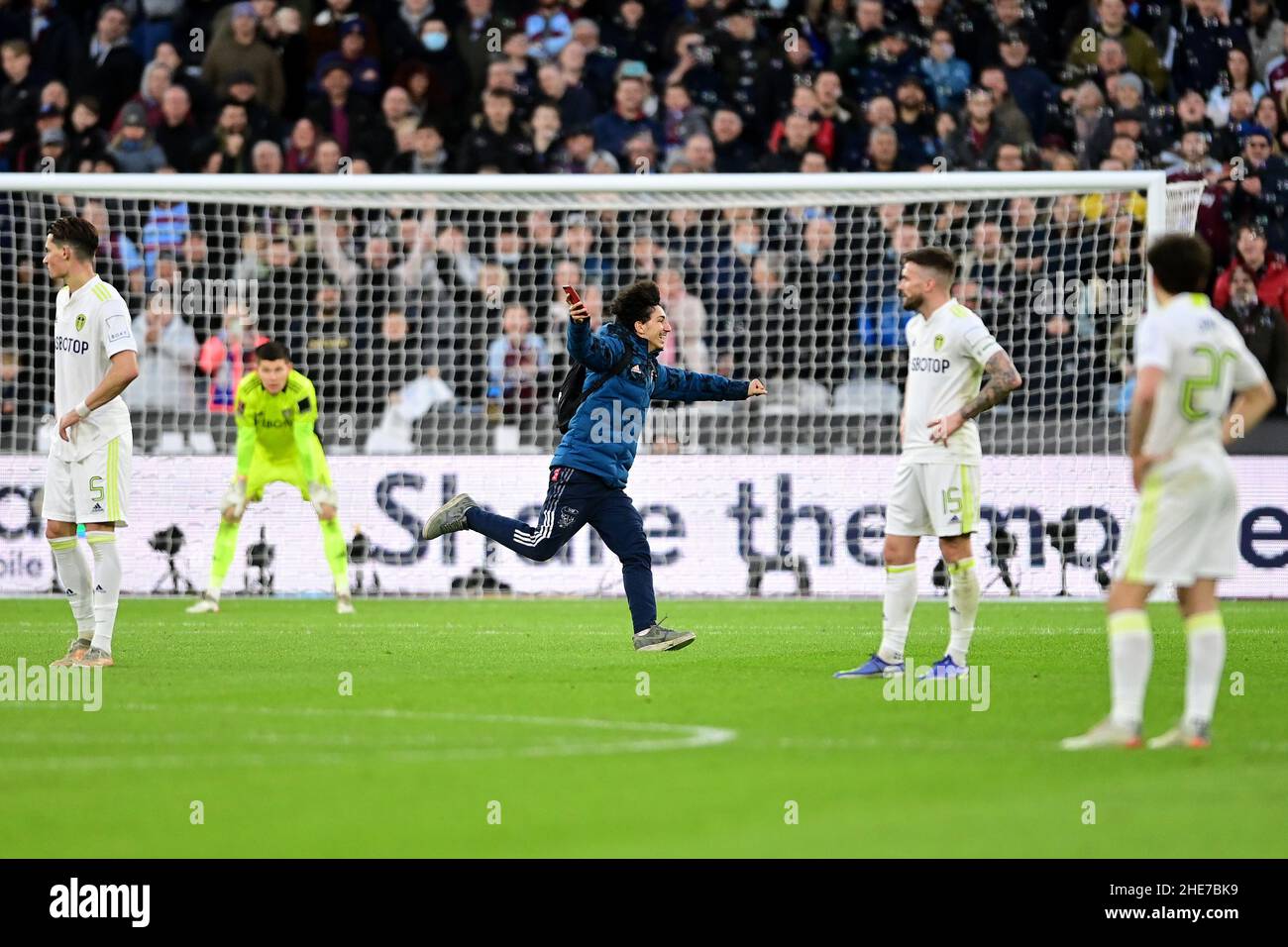 Leeds fan pitch hi-res stock photography and images - Alamy