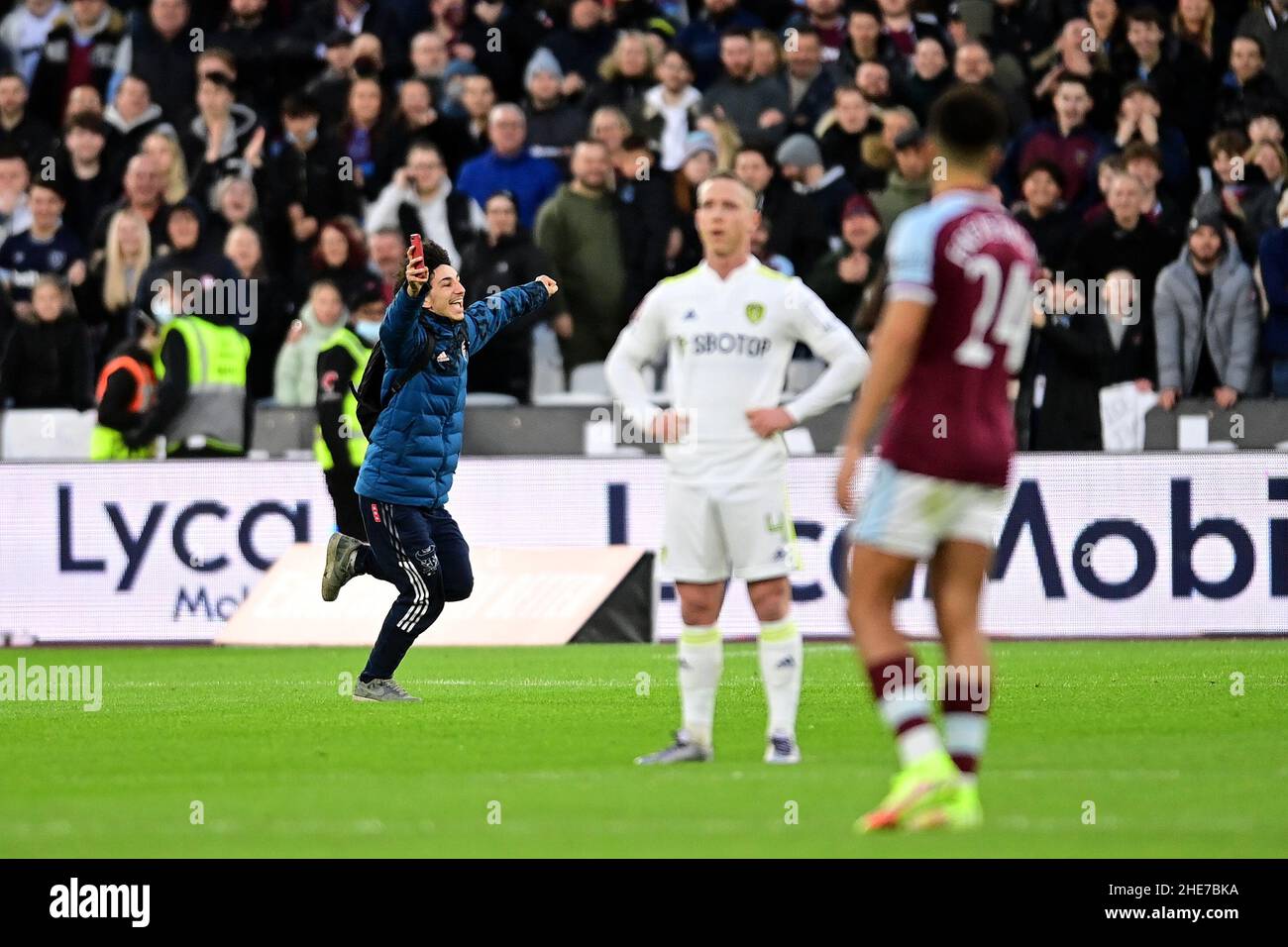 Leeds fan pitch hi-res stock photography and images - Alamy