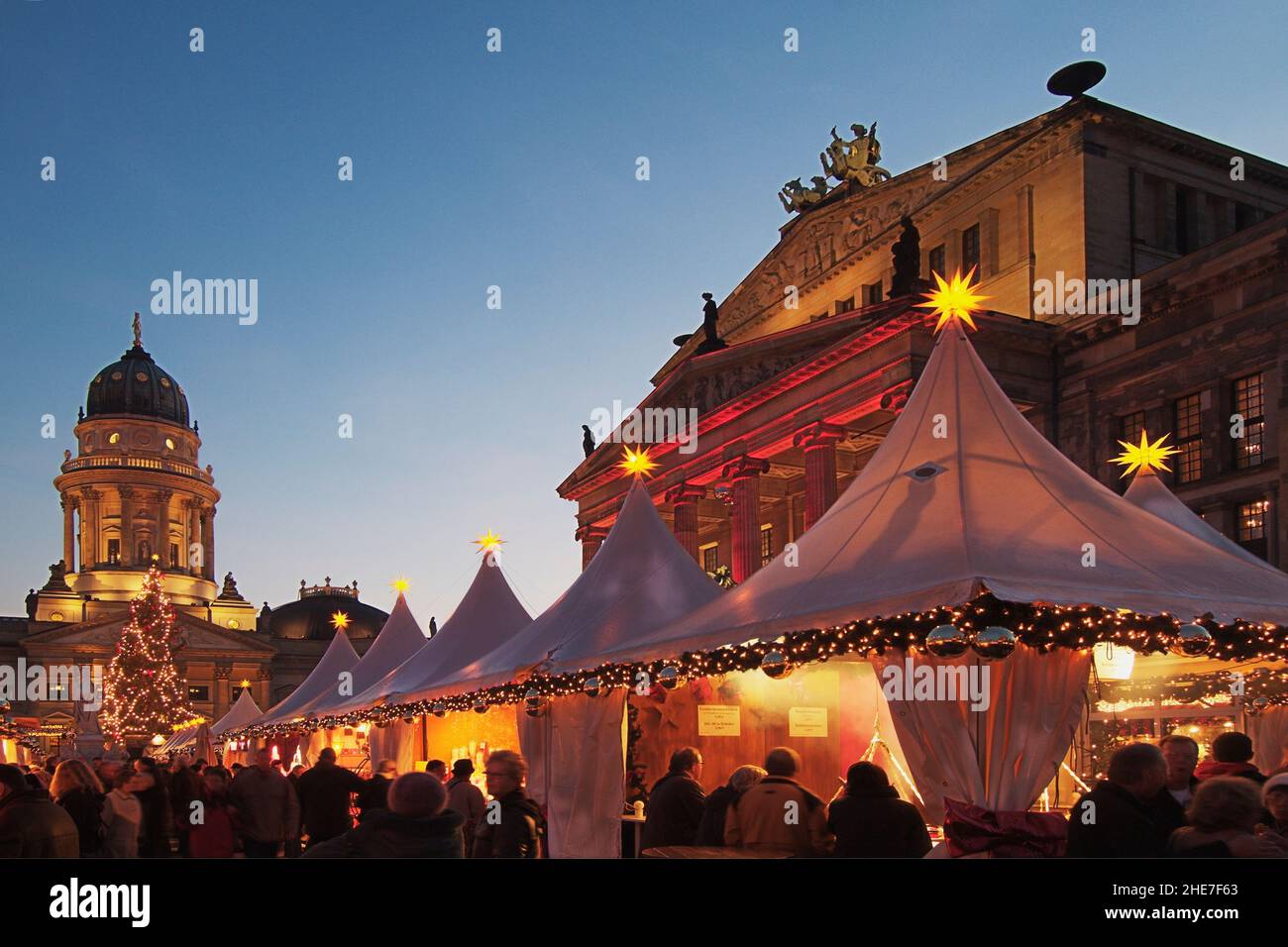 Weihnachtsmarkt am Gendarmenmarkt, hier mit Deutschem Dom (l) und ...