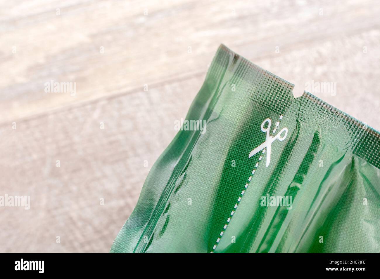 Cut along the dotted line hi-res stock photography and images - Alamy