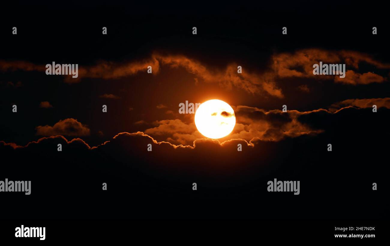 Fullmoon timelapse hi-res stock photography and images - Alamy