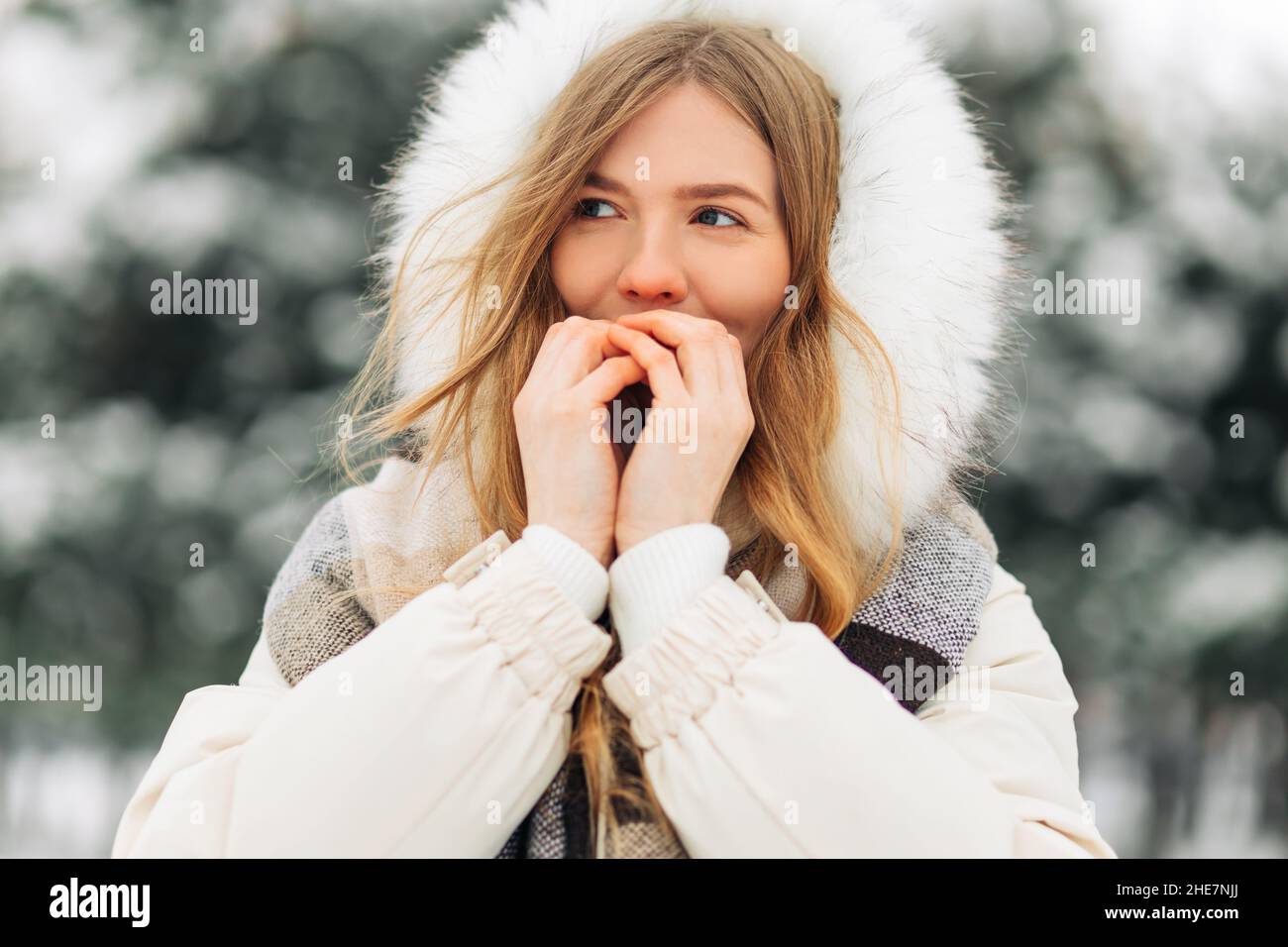 Scarf wind hand hi-res stock photography and images - Alamy