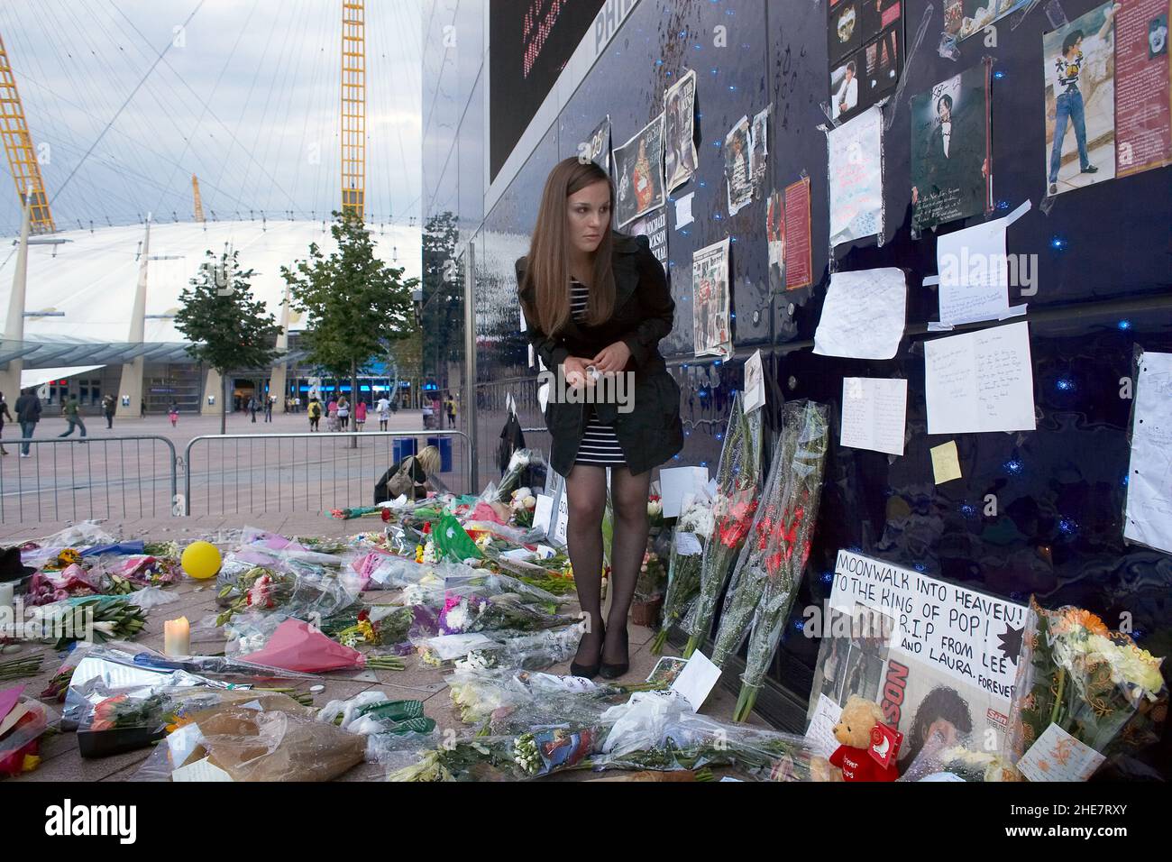Michael Jackson fan stand at a shrine to the American singer, Tributes ...