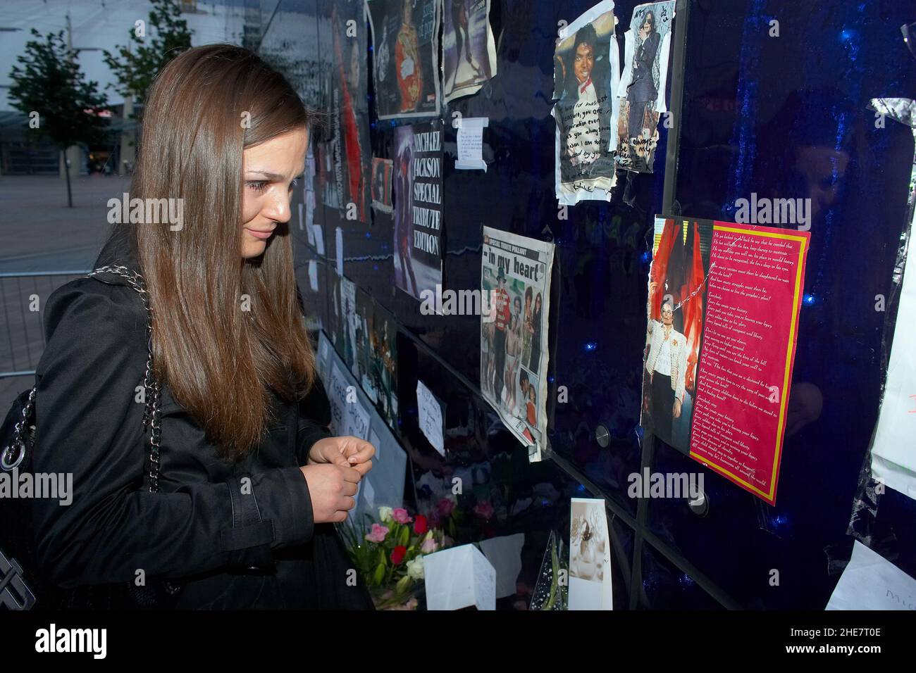 Michael Jackson fan stand at a shrine to the American singer, Tributes ...