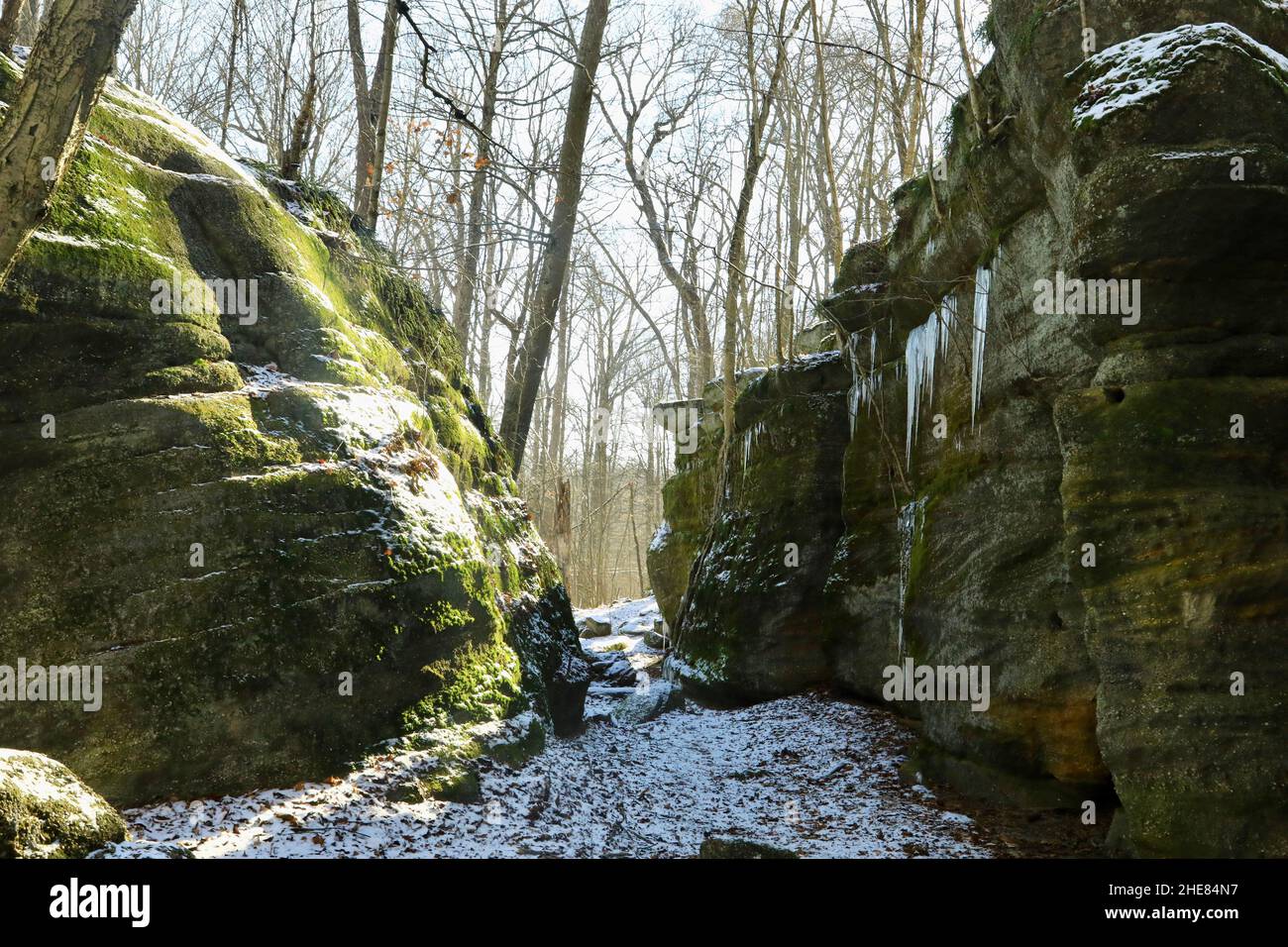 Rock divide along the scenic trail Stock Photo - Alamy