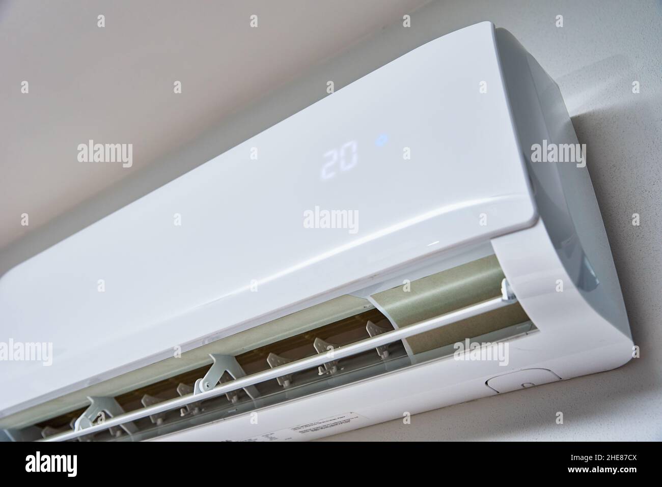 Adjusting temperature on air conditioner, Working air conditioner for ...