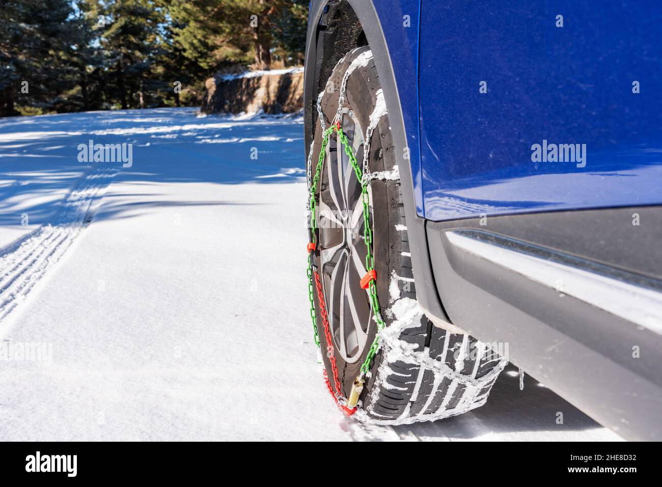 Car wheel with chains and on the snow Stock Photo - Alamy