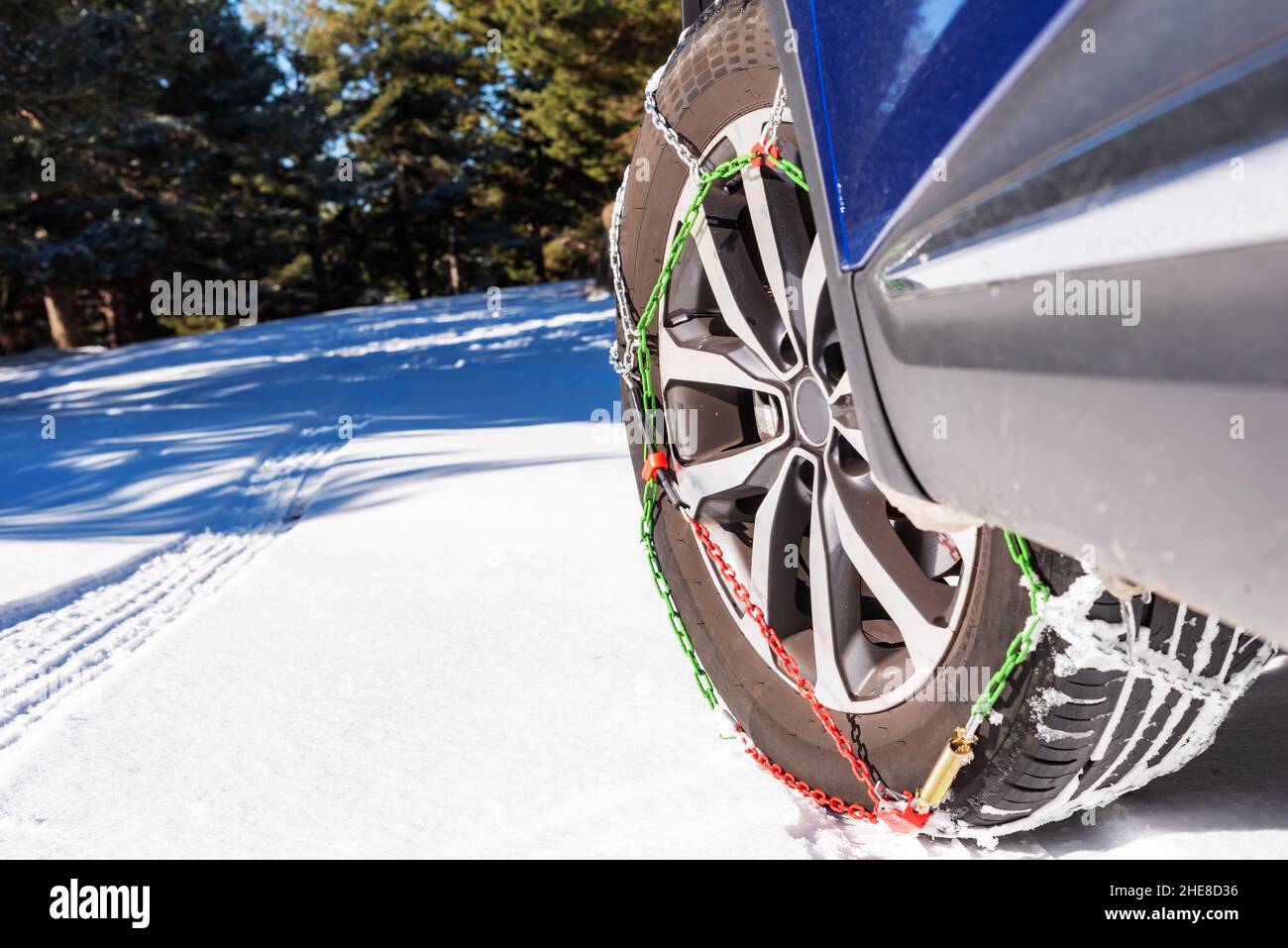 Car wheel with chains and on the snow Stock Photo - Alamy