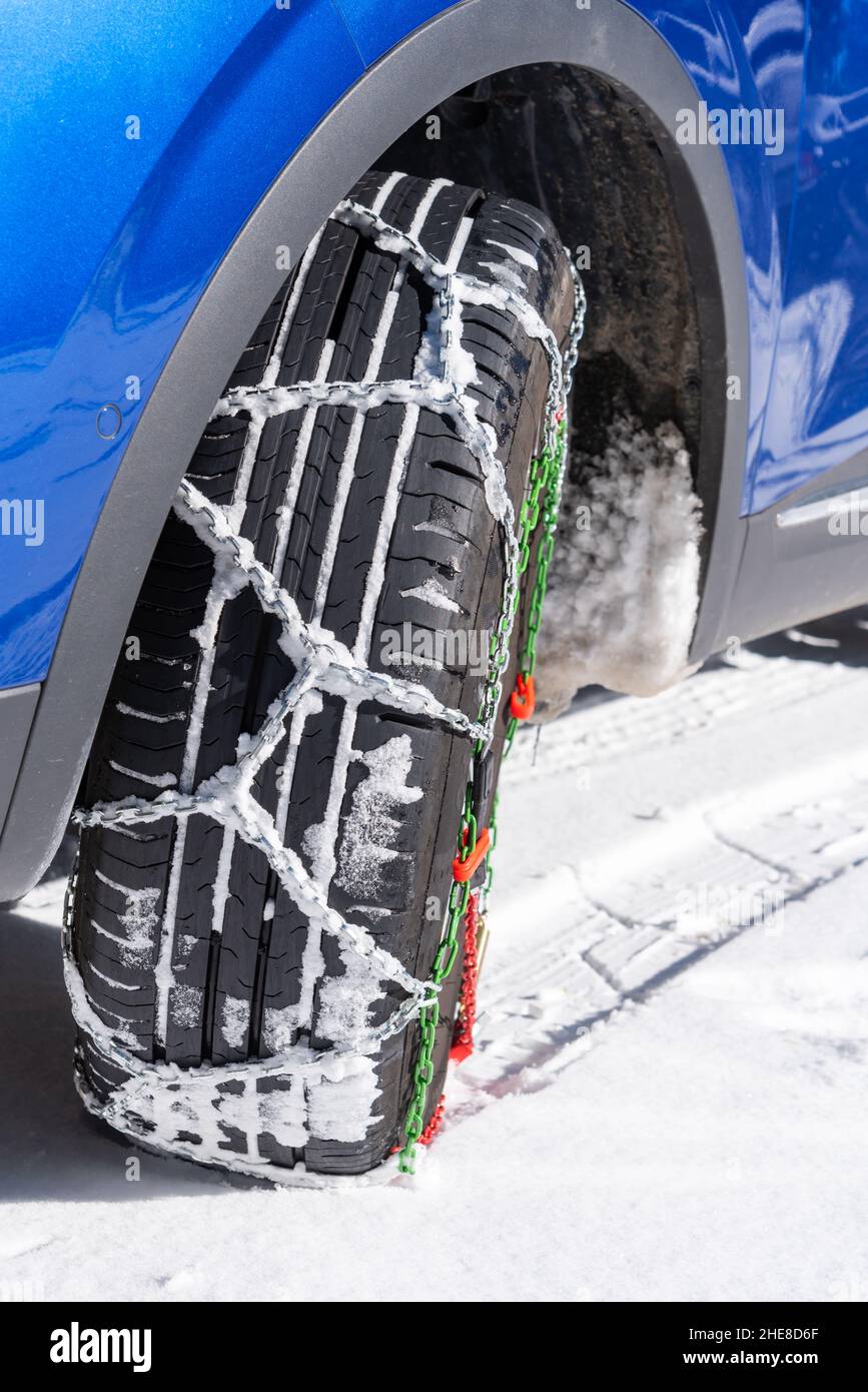 Car wheel with chains and on the snow Stock Photo - Alamy