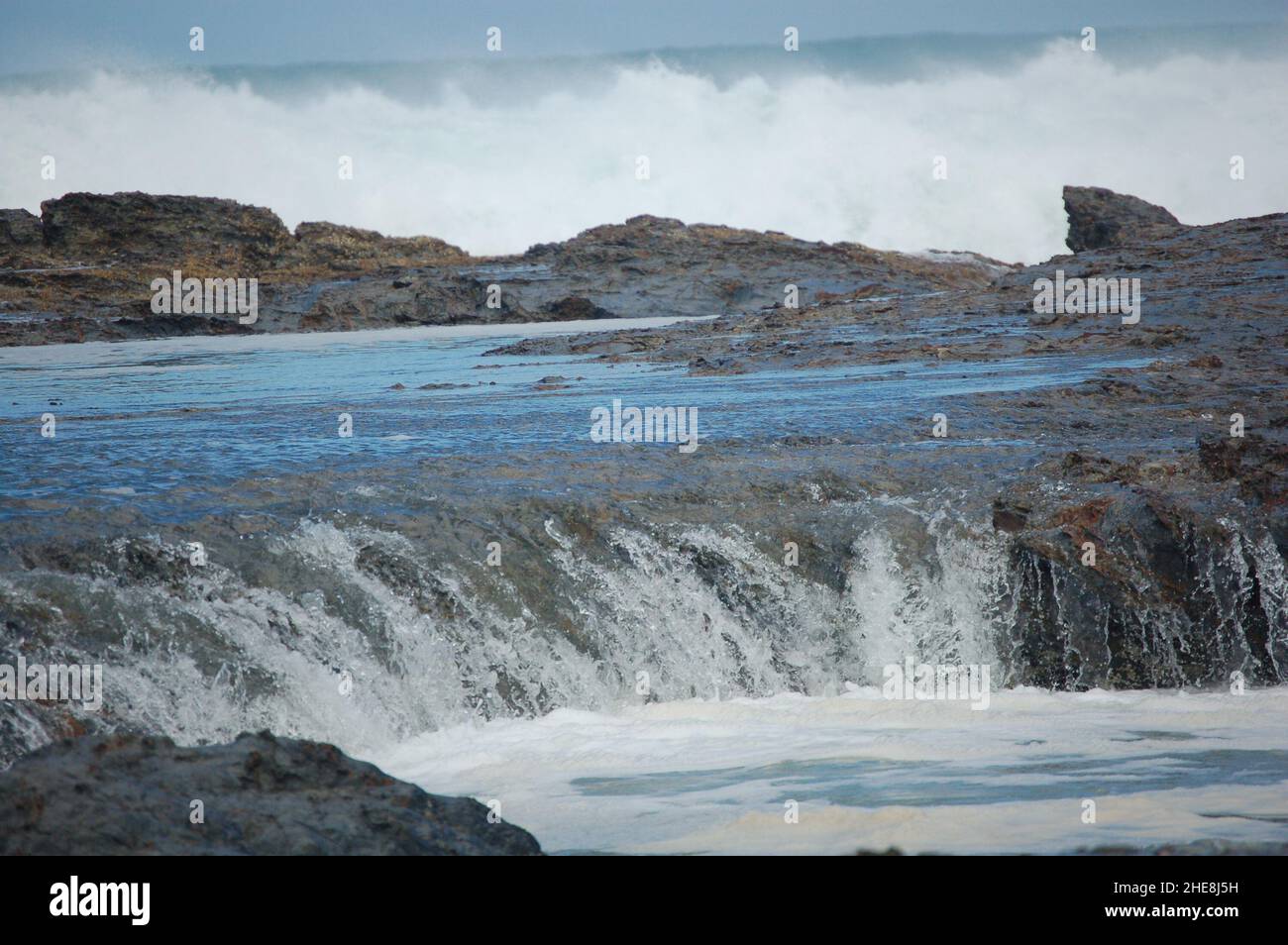Wave crashing onto rocks hi-res stock photography and images - Alamy