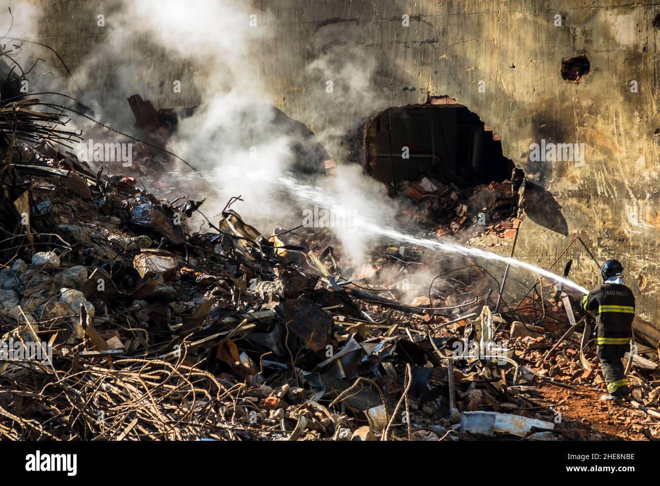 Sao Paulo, Brazil. May 04, 2018. Brazilian firefighter fights flames in ...
