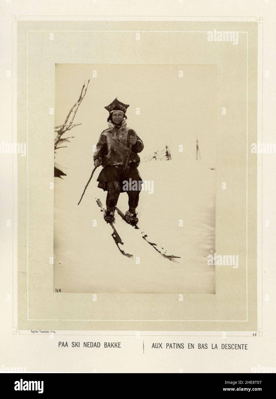 Same med pesk på ski ned en bakke Stock Photo - Alamy