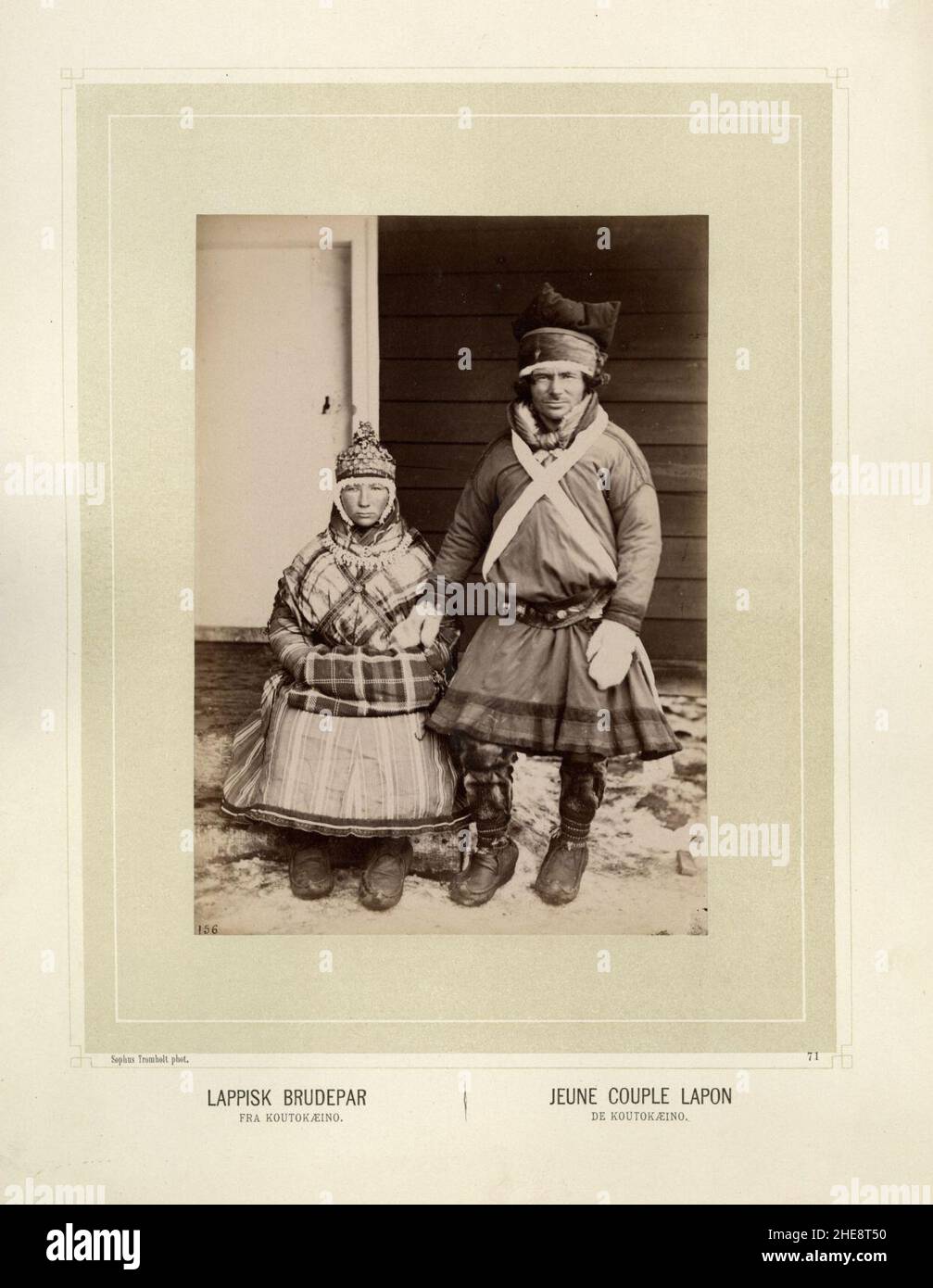 Samisk brudepar i kofte og skaller Stock Photo - Alamy