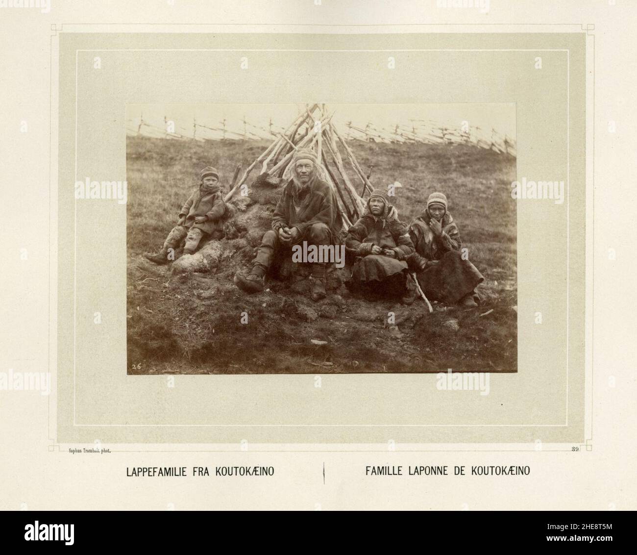 Samisk familie utenfor en gamme Stock Photo - Alamy