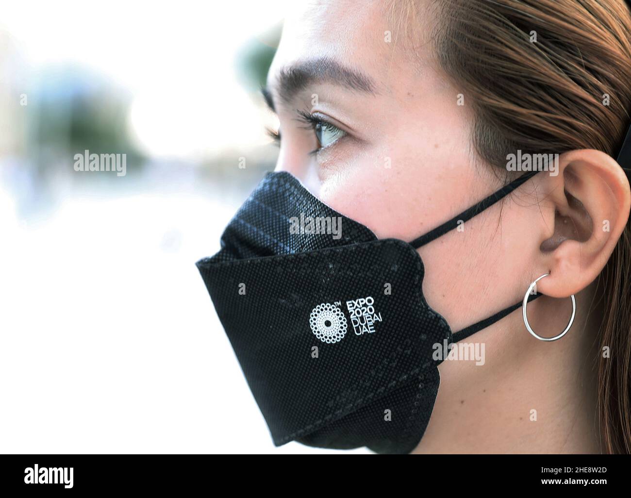 Dubai, According to official data. 31st Dec, 2021. A woman wears a face ...