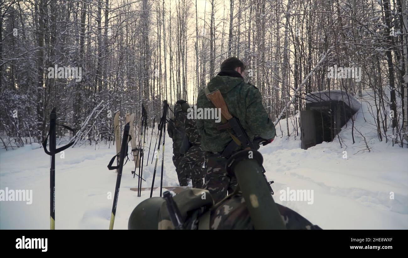 Group soldiers run on skis hi-res stock photography and images - Alamy
