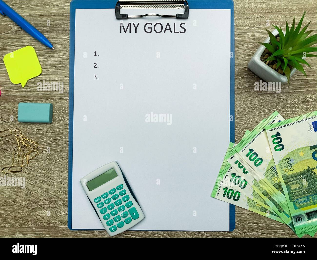 Clipboard with my goals on wood desk Stock Photo - Alamy