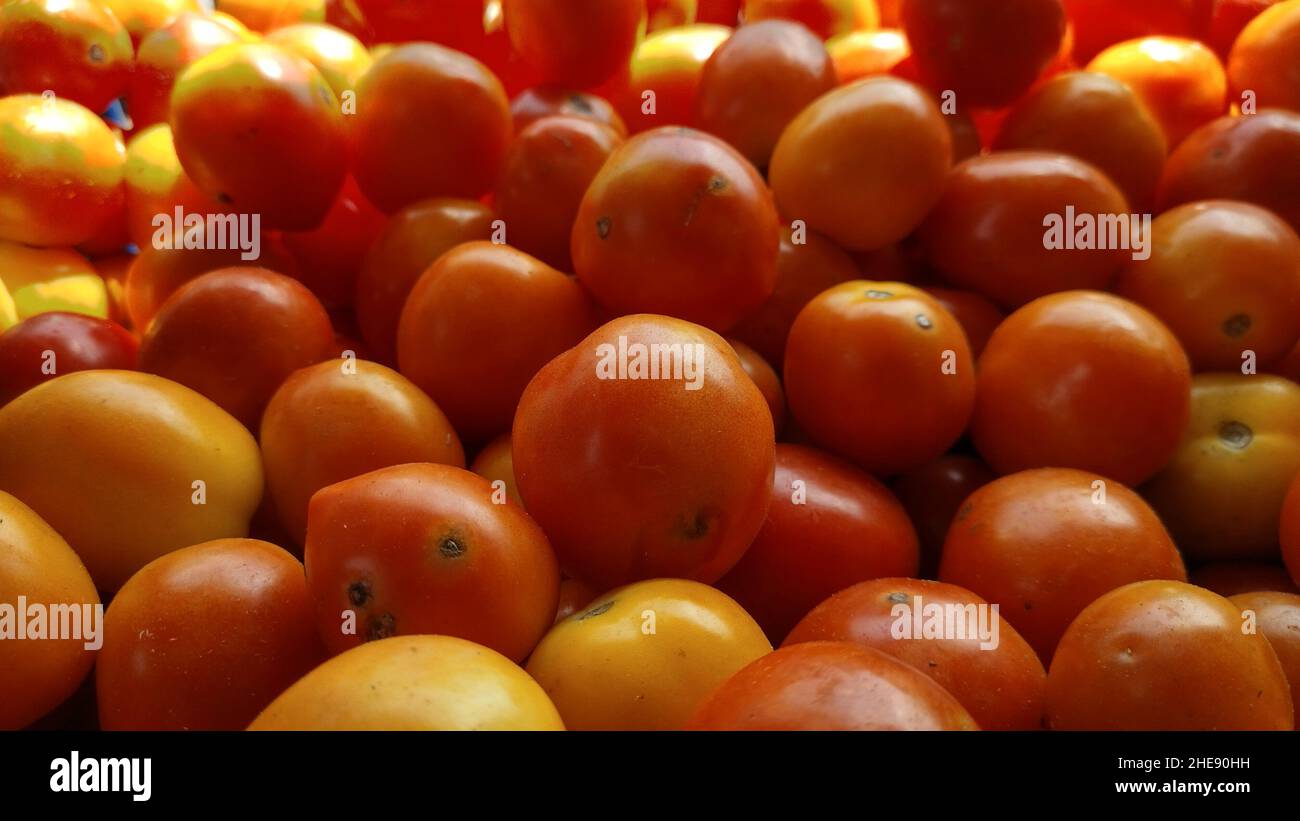 Tomatoes for sale at farm market hi-res stock photography and images ...