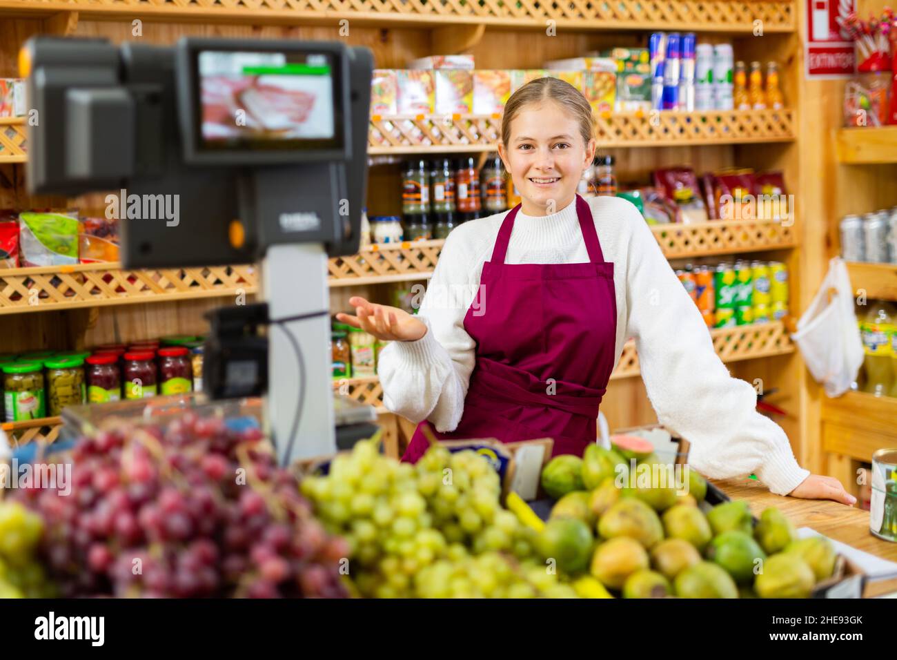 Supermarket checkout girl hi-res stock photography and images - Alamy
