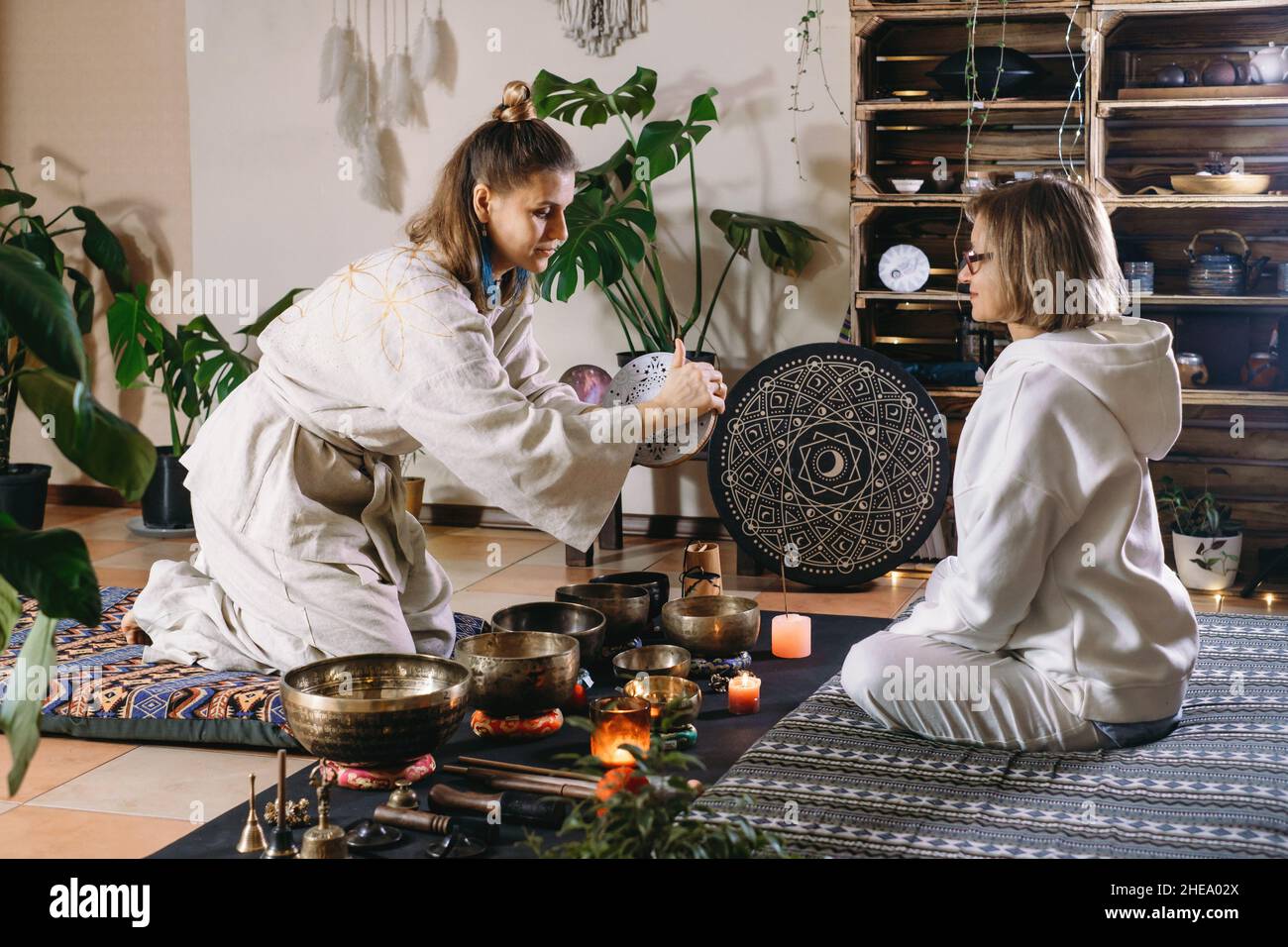 Sound bowls hi-res stock photography and images - Alamy