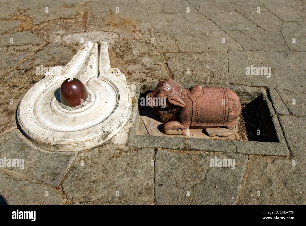 Shiva linga and Nandi religious symbol at Maheshwar Ghat Stock Photo ...