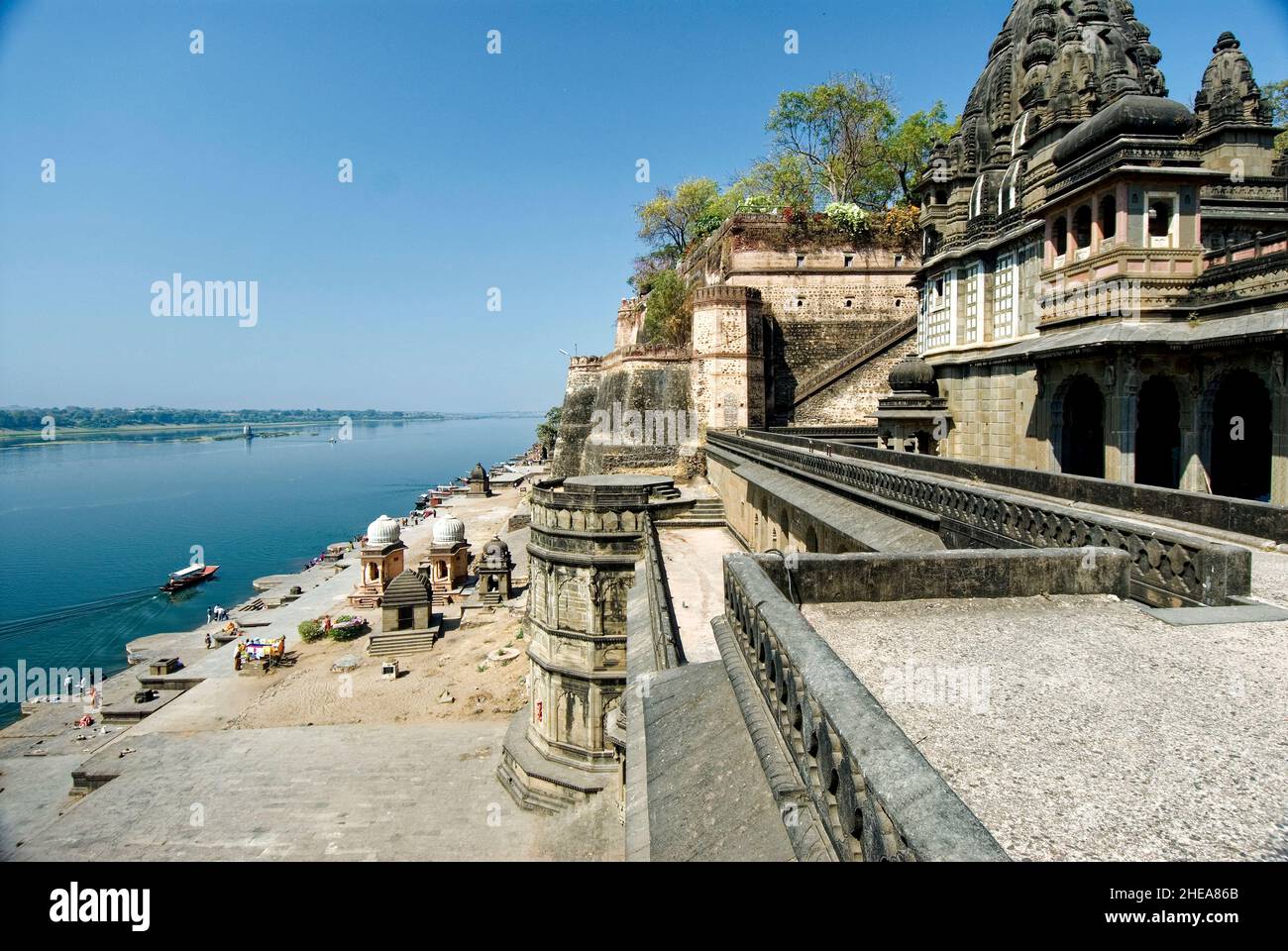 Devotee bathing on holy river Narmada at Maheshwar Ghat Stock Photo - Alamy