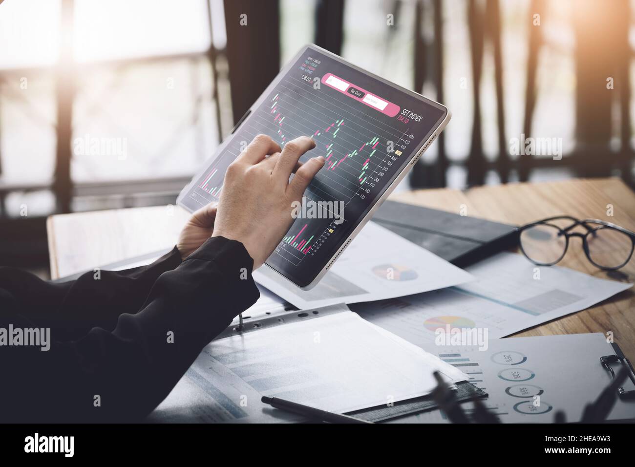 The concept of profit-making planning from playing stocks, female ...