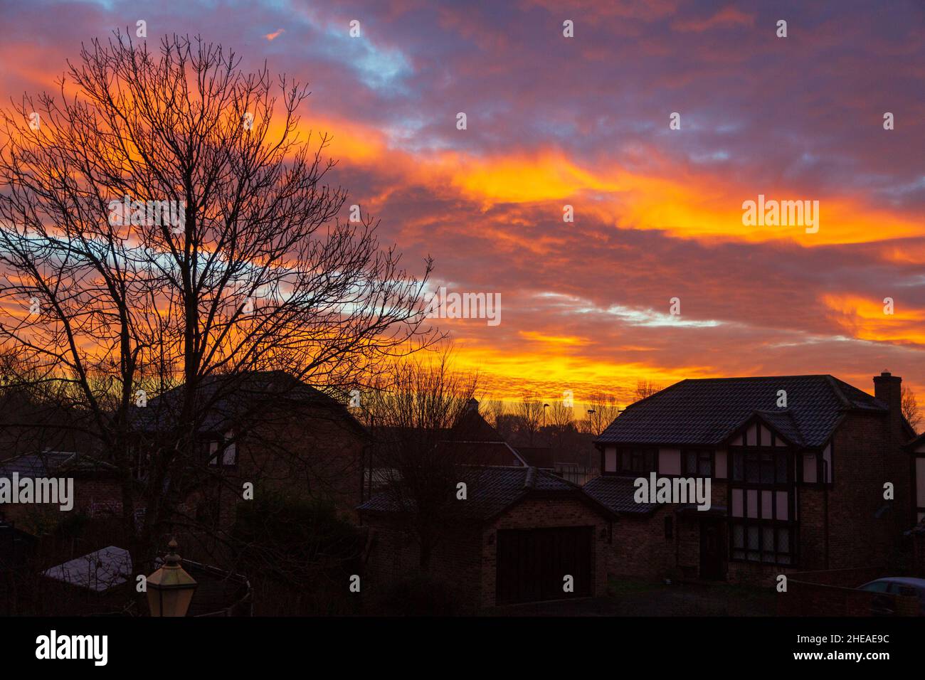 Ashford, Kent, UK. 10th Jan, 2022. UK Weather: Beautiful sunrise over ...