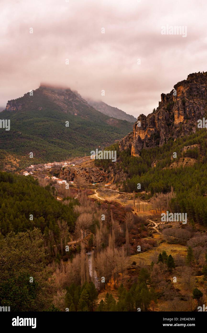 Minimal green landscape hi-res stock photography and images - Alamy