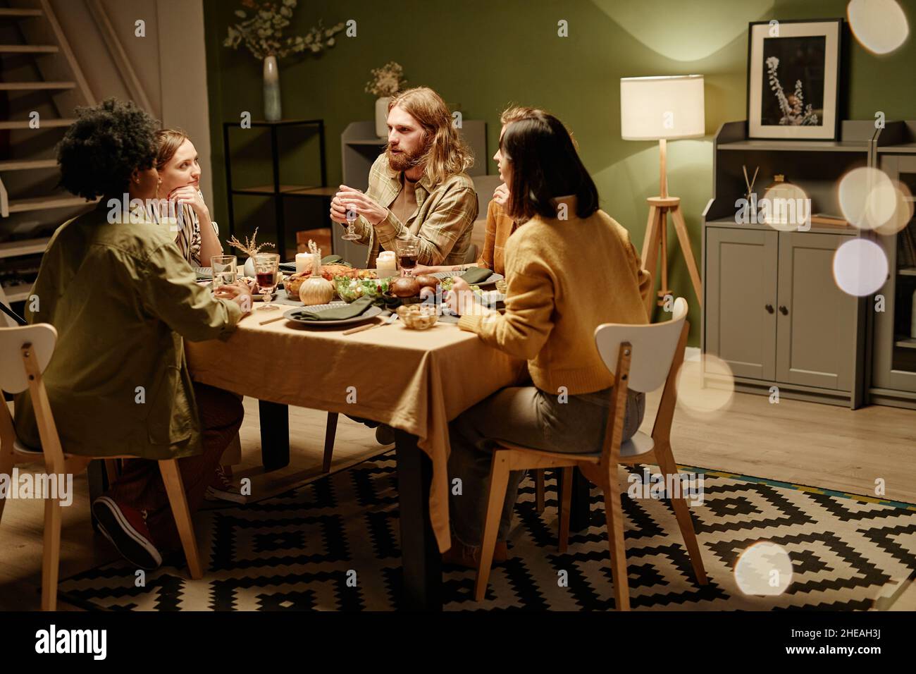 People talking at a dinner party hi-res stock photography and images ...